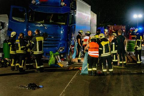 B3 in Marburg: Auto kracht in Lkw-Tank – 300 Liter Diesel ausgelaufen
